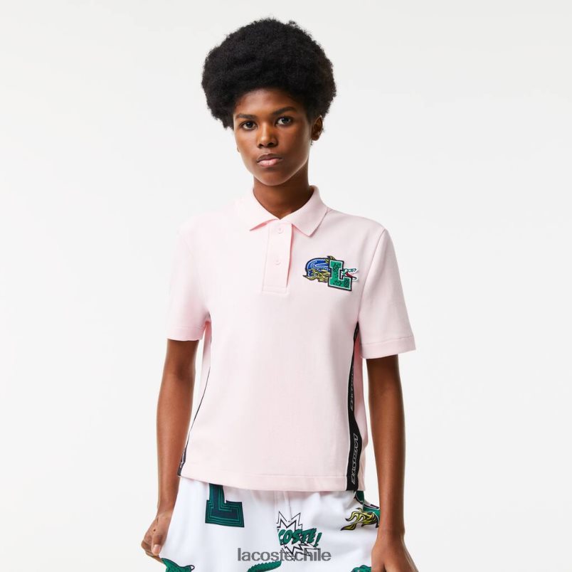Lacoste mujer polo regular fit con insignia de cómic Rosa claro ropa ...